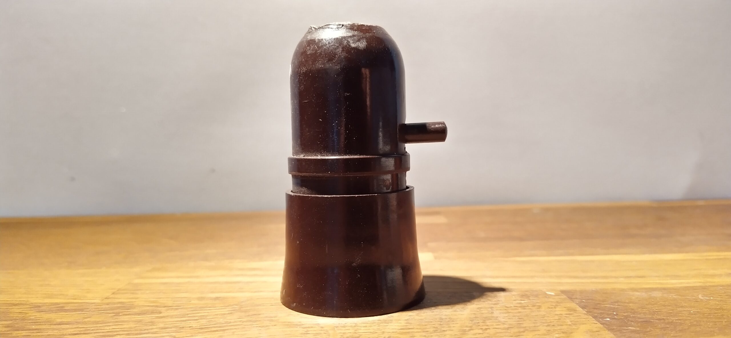 Brun bakelit fatning med afbryder. E27. • Møllers smukkelamper.dk ...