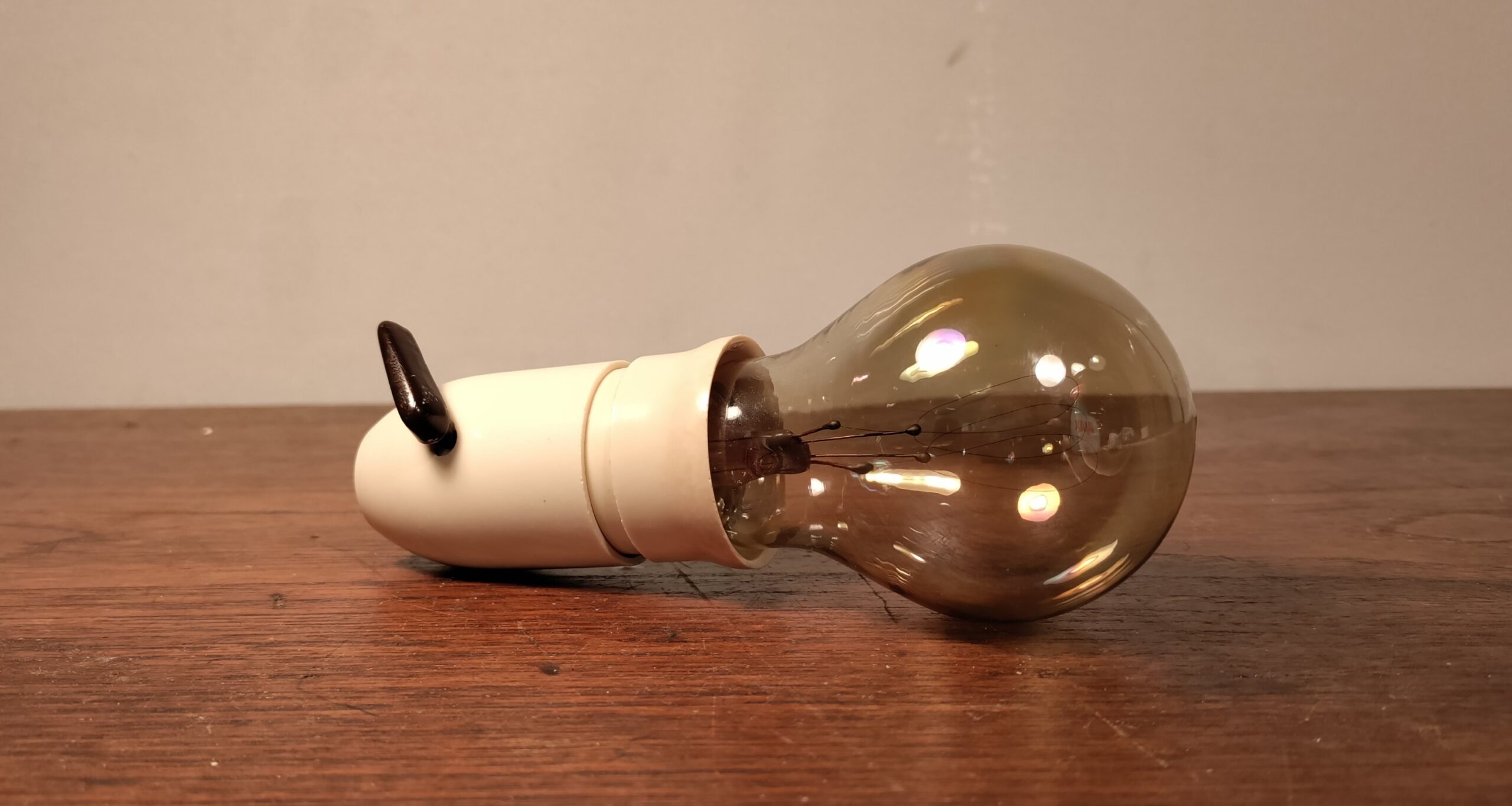 Hvid antik E27 bakelit fatning med dreje afbryder. • Møllers ...