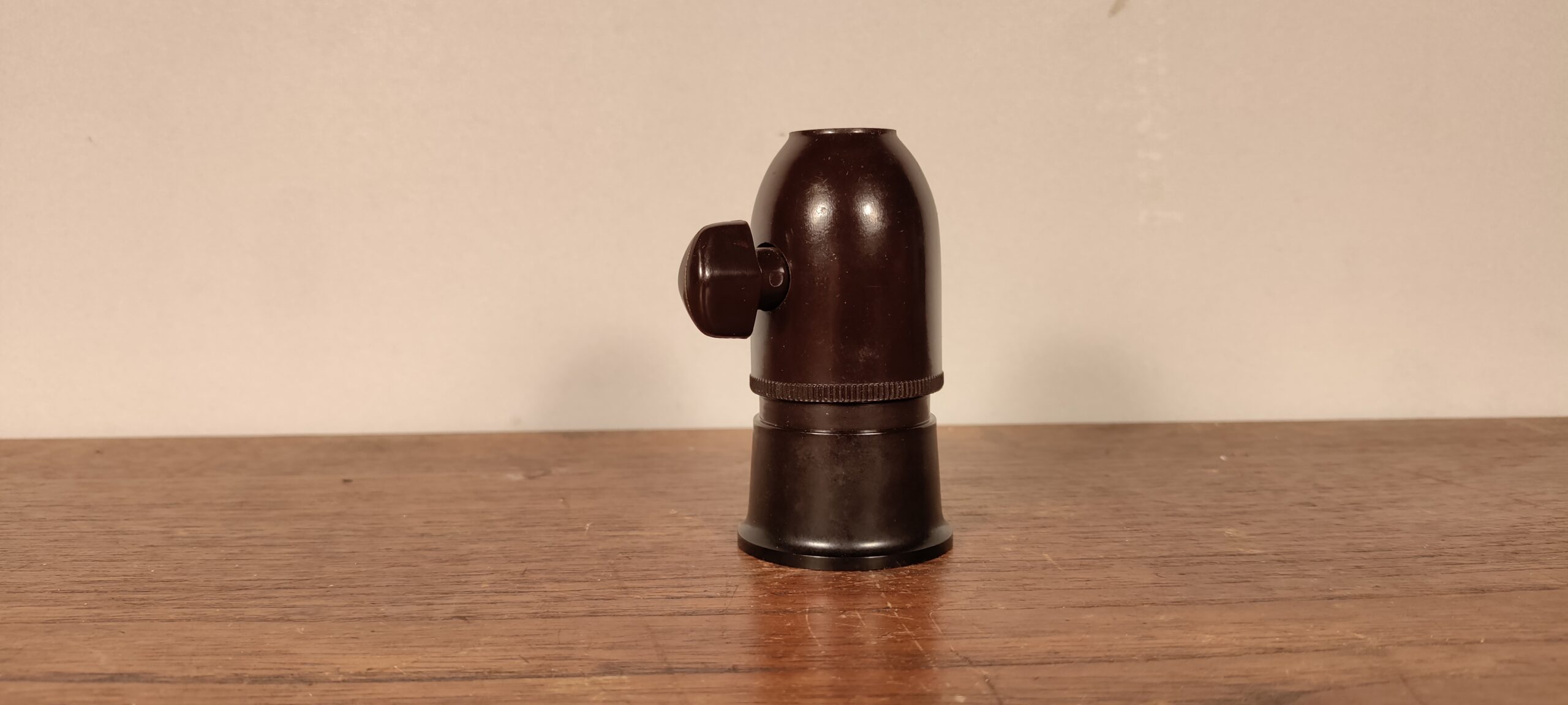 Sort bakelit fatning E27 med vippe afbryder • Møllers smukkelamper.dk ...