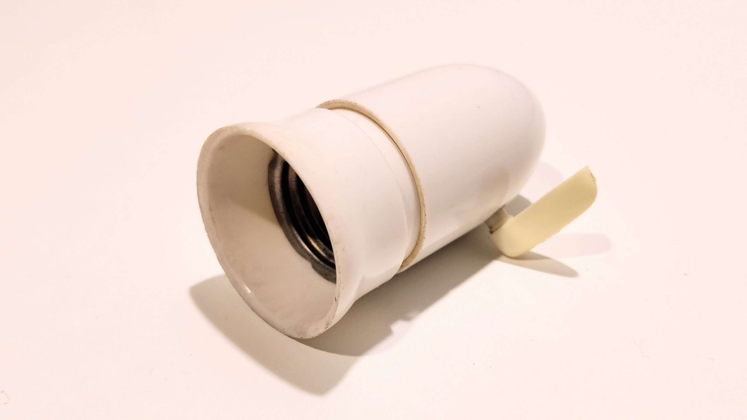 Antik hvid bakelit fatning E27 med dreje afbryder. • Møllers ...