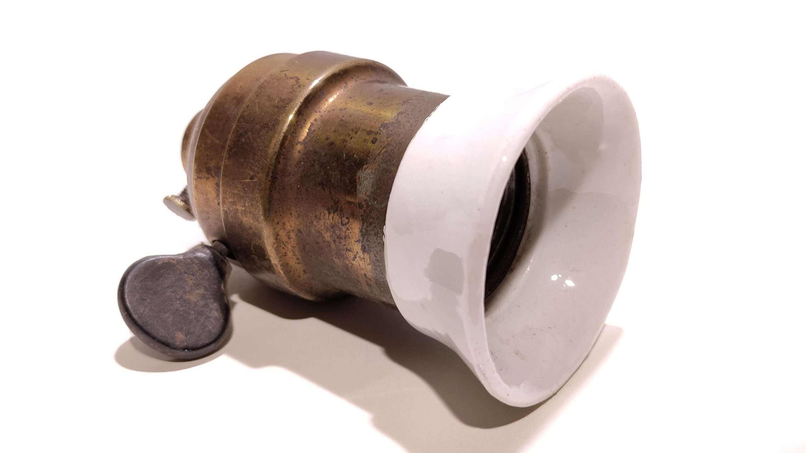 Antik messing og porcelæn E27 fatning med dreje afbryder. • Møllers ...