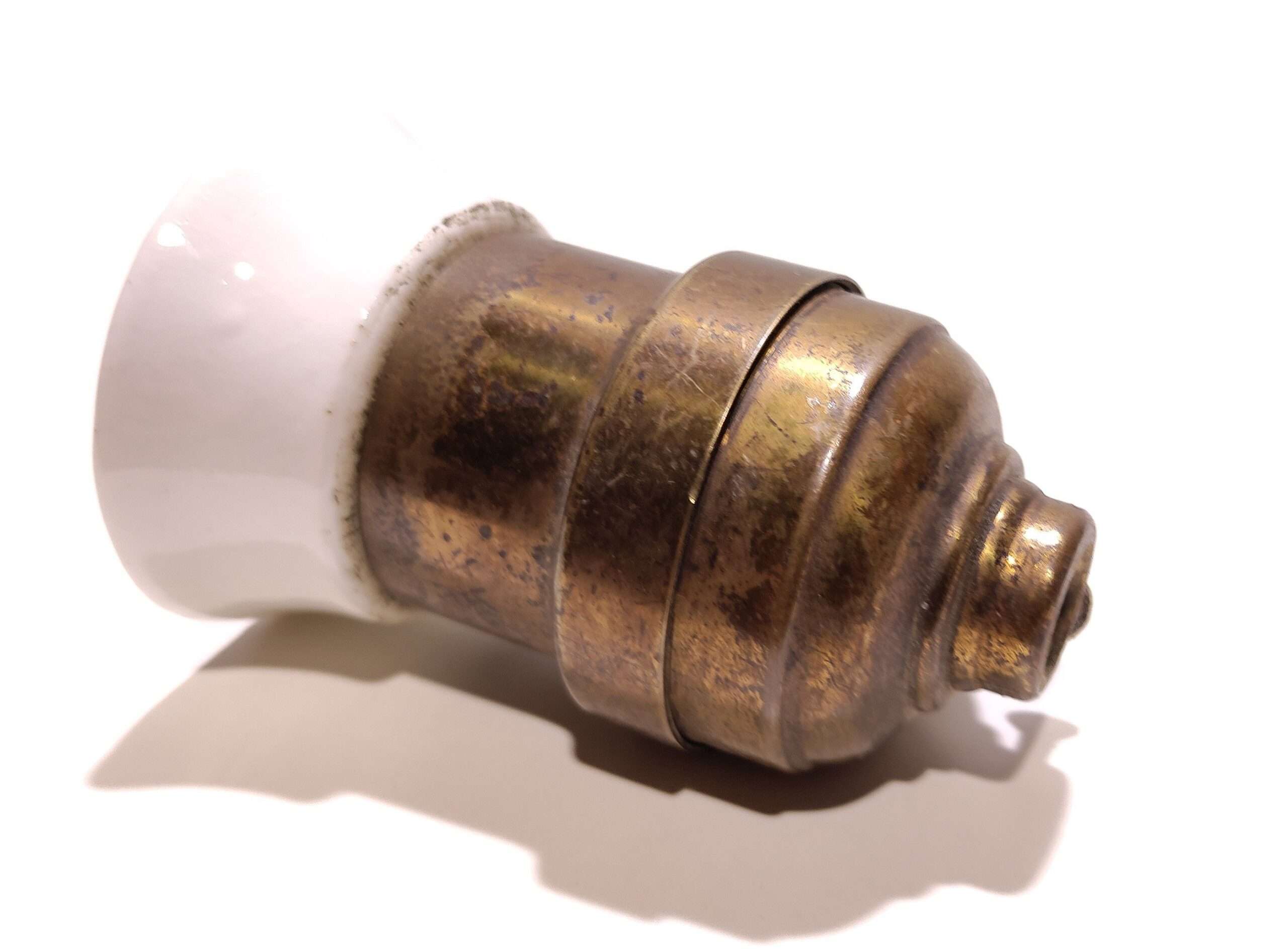 Antik messing og porcelæn E27 fatning med dreje afbryder. • Møllers ...