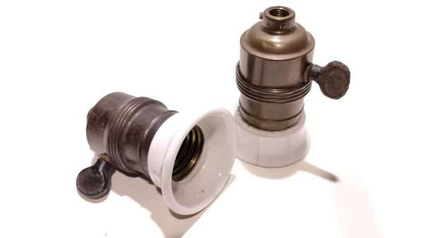 Antik mørk messing og porcelæn E27 fatning med dreje afbryder. Stykpris ...