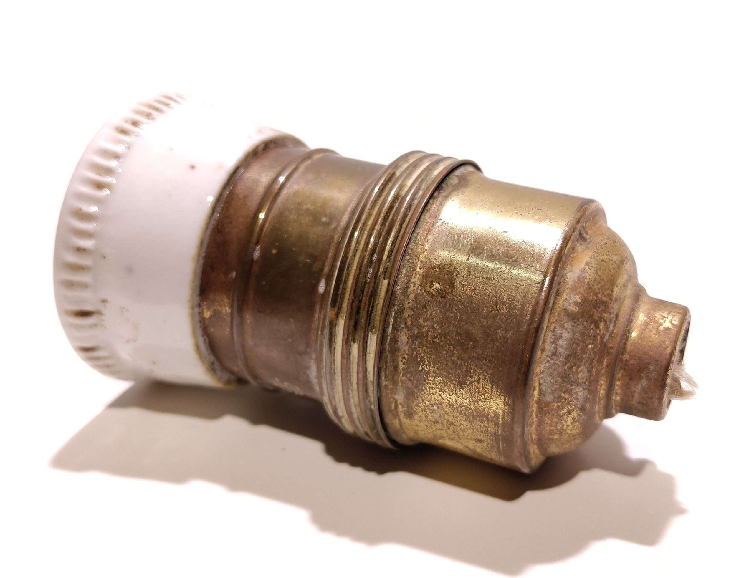 Antik messing og porcelæn E27 fatning med dreje afbryder • Møllers ...