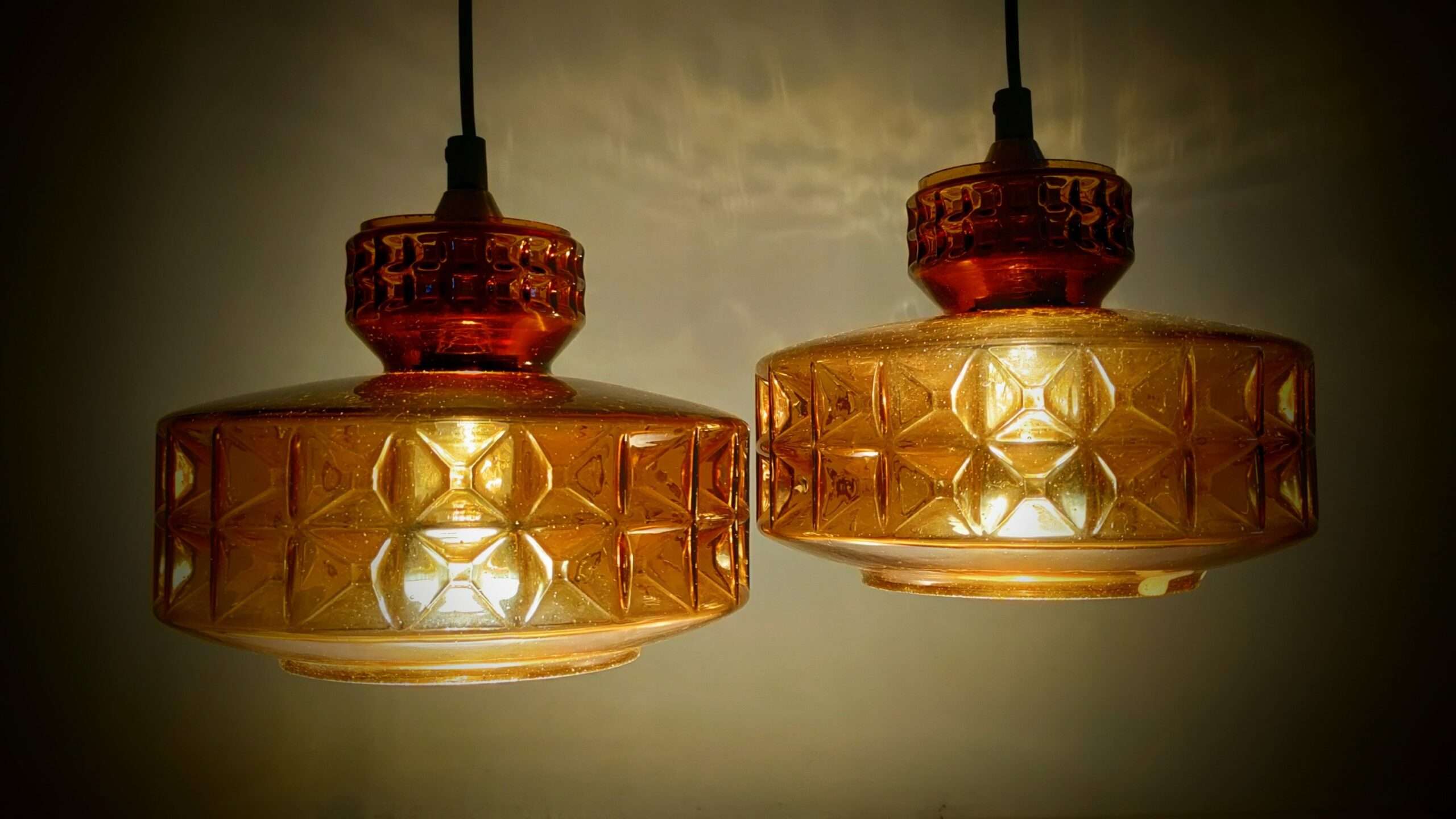 Sæt med 2 smukke unika loft lamper i vintage glas. 1970 Ø23. Til ...