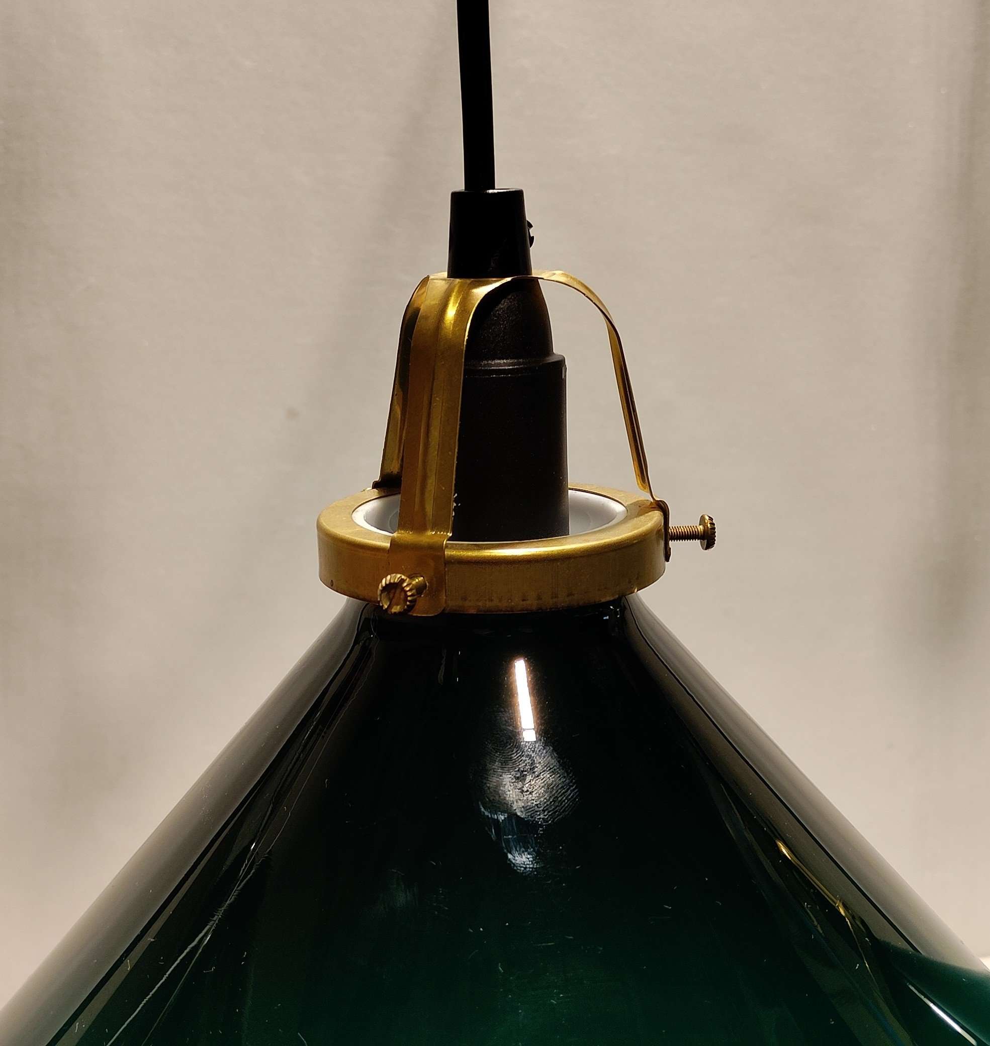 Eksklusive dansk E.S.Horn skomager pendel i grøn glas. Ø25. Alt el og ophæng er nyt. Stykpris ...