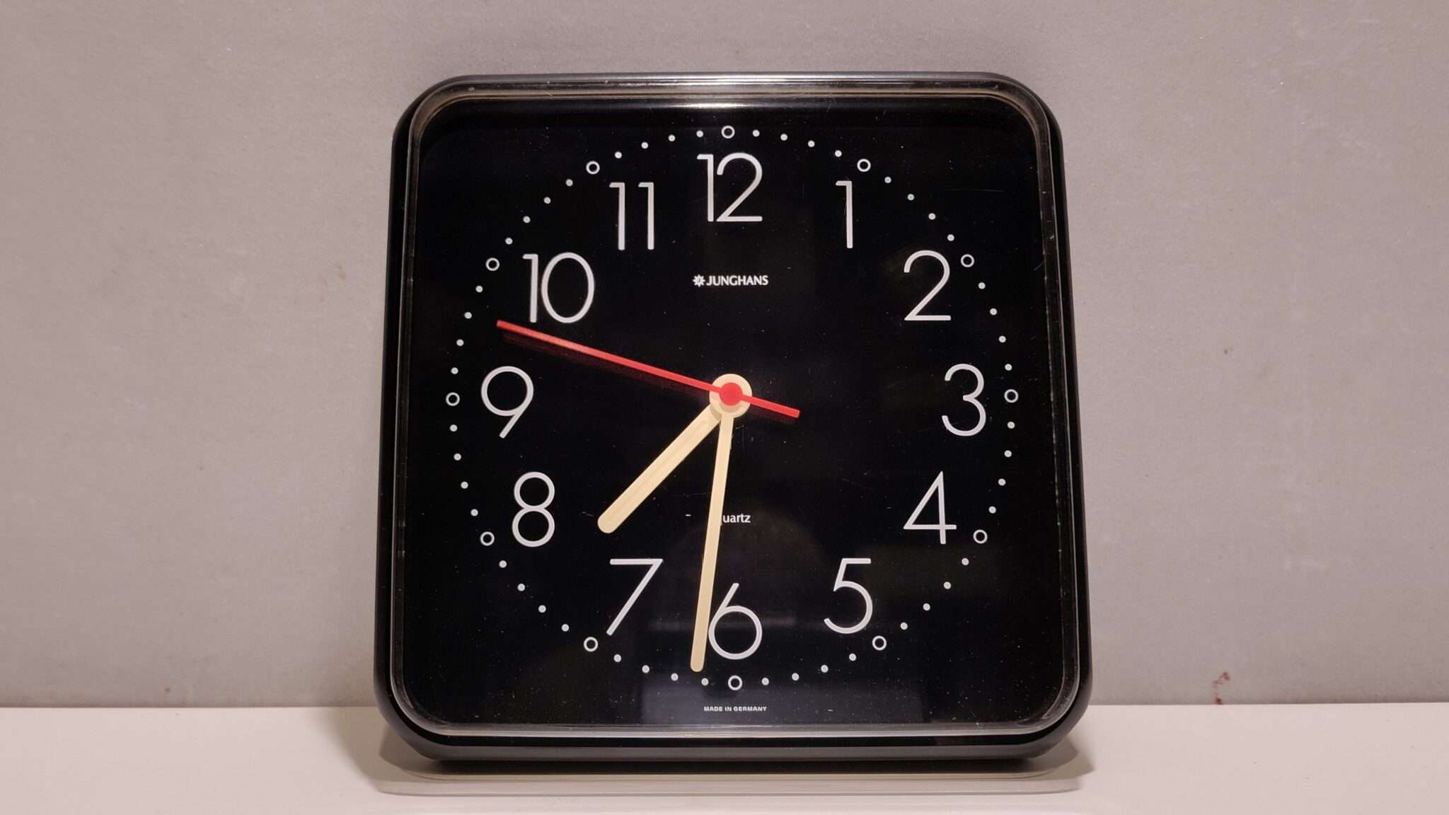 Klassisk Junghans Quartz køkkenur. 1980. W738. 20x20 cm. Læs mere ...