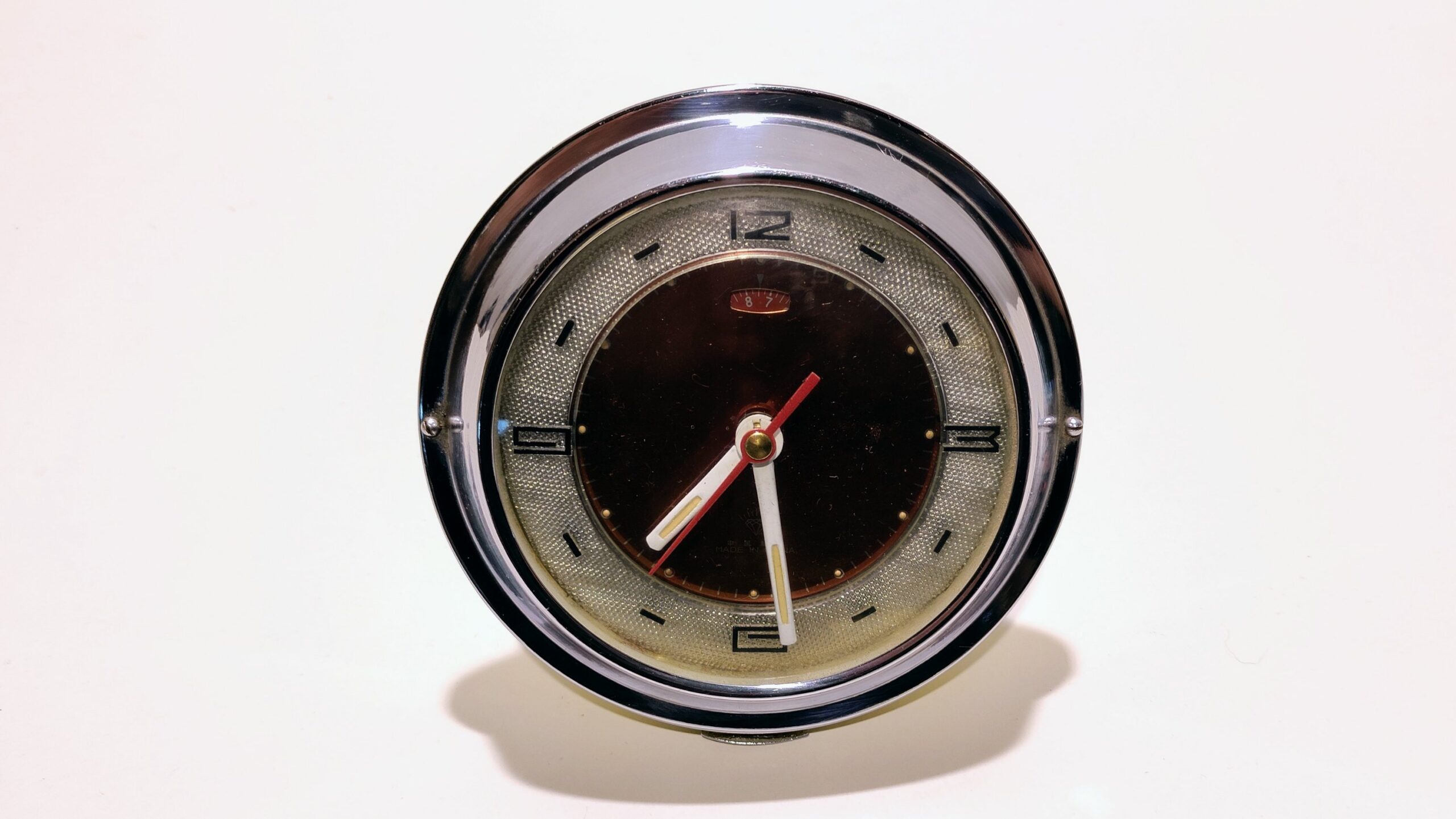 Vintage bord ur med vække funktion. 1960. Mekanisk. Smukt og velholdt ...