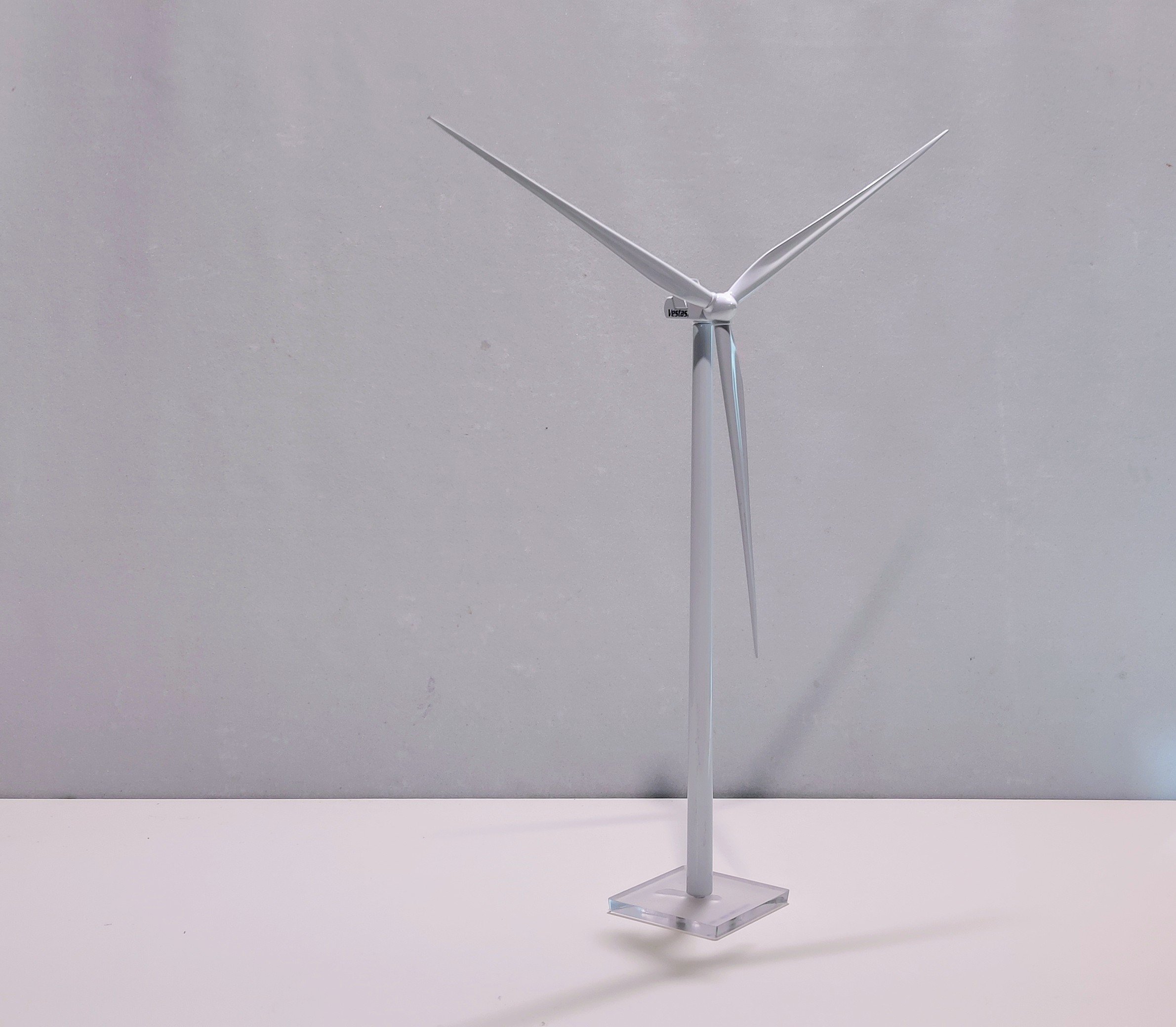 Vestas model vindmølle i metal. 3MW. Scala 1:336. 42 cm høj • Møllers ...