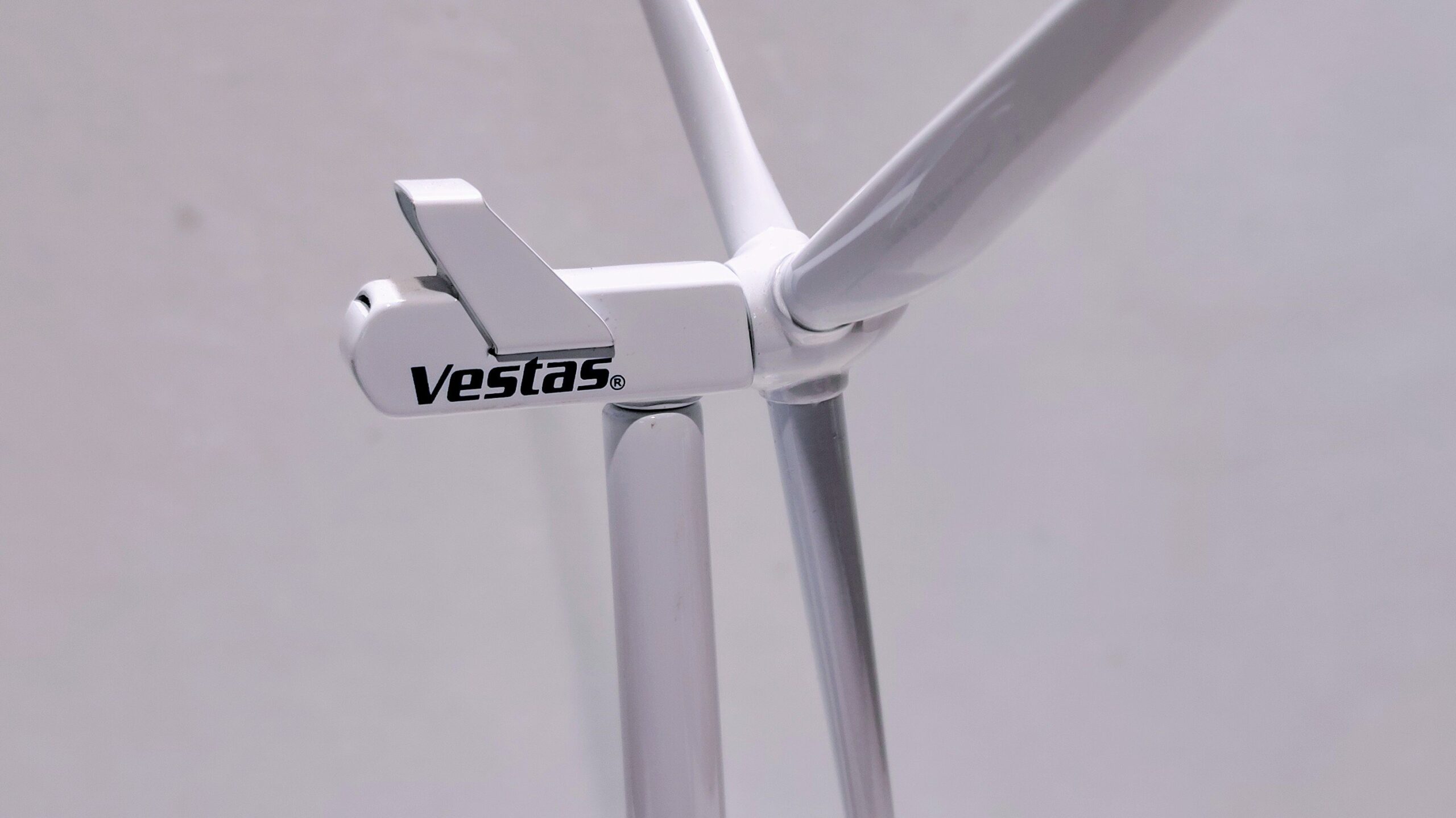 Vestas model vindmølle i metal. 3MW. Scala 1:336. 42 cm høj • Møllers ...