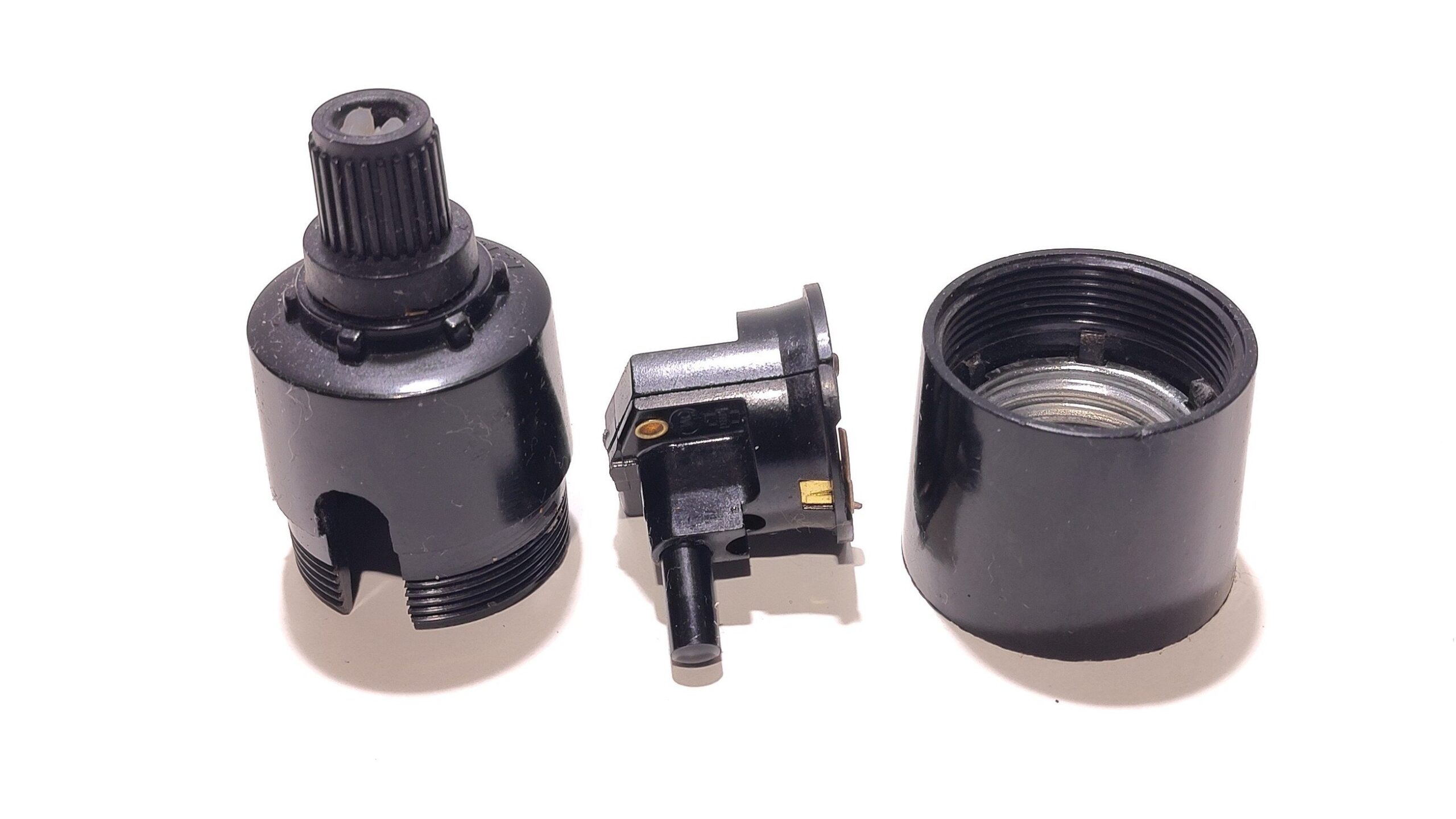 E27 fatning med tryk afbryder og fast aflastning. Læs mere om ...