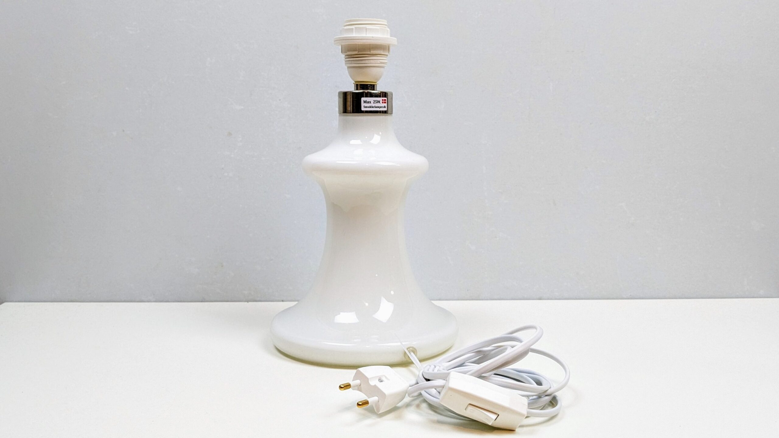 Holmegaard opalglas bordlampe fra 1980. Model Besigue. 30 cm høj. Alt ...
