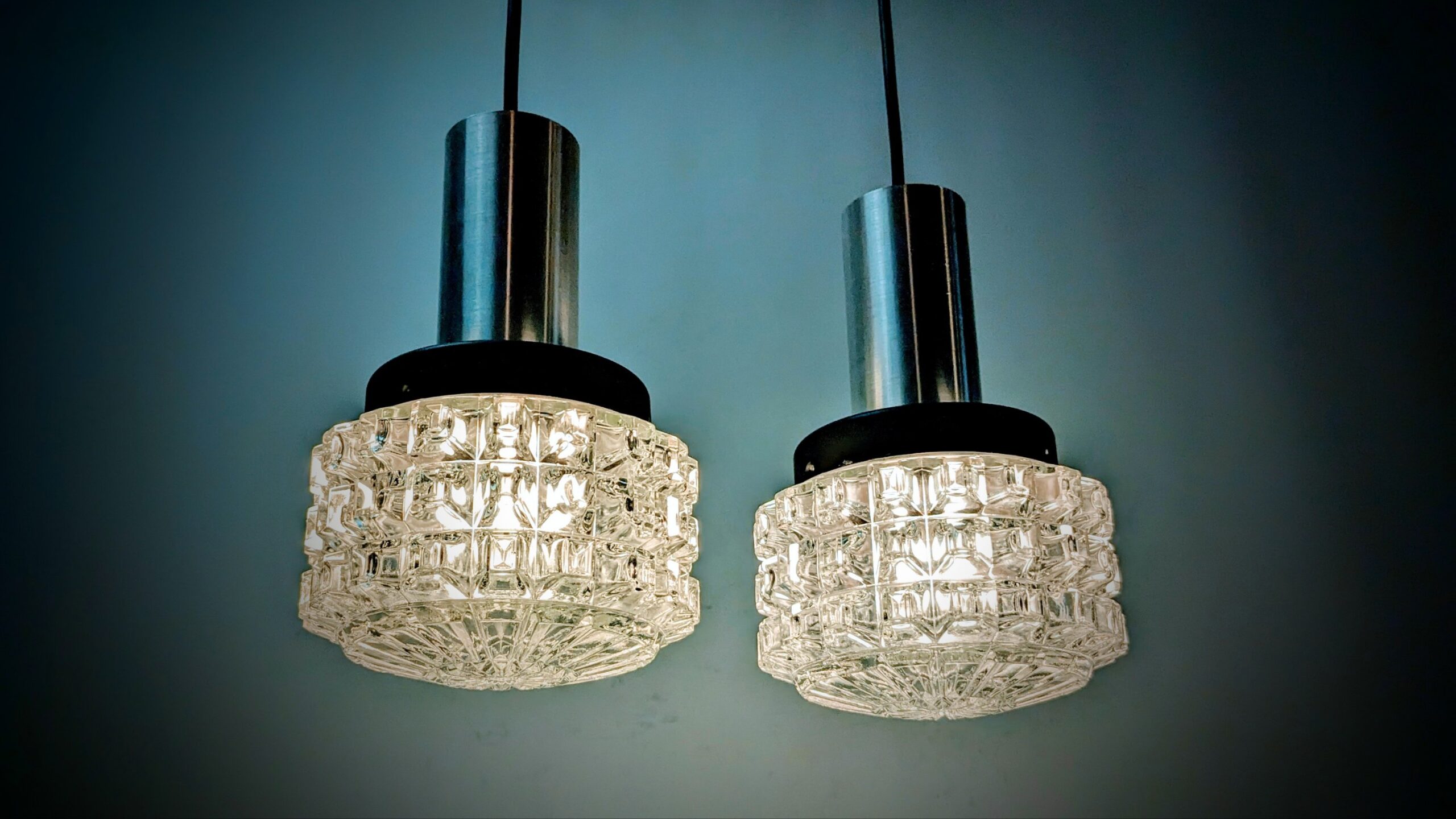 Sæt med 2 Vitrika loft pendler fra 1960. Nyt el. Ø14. Læs mere ...