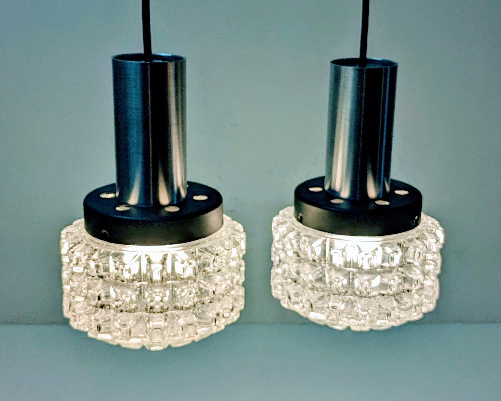 Sæt med 2 Vitrika loft pendler fra 1960. Nyt el. Ø14. Læs mere ...