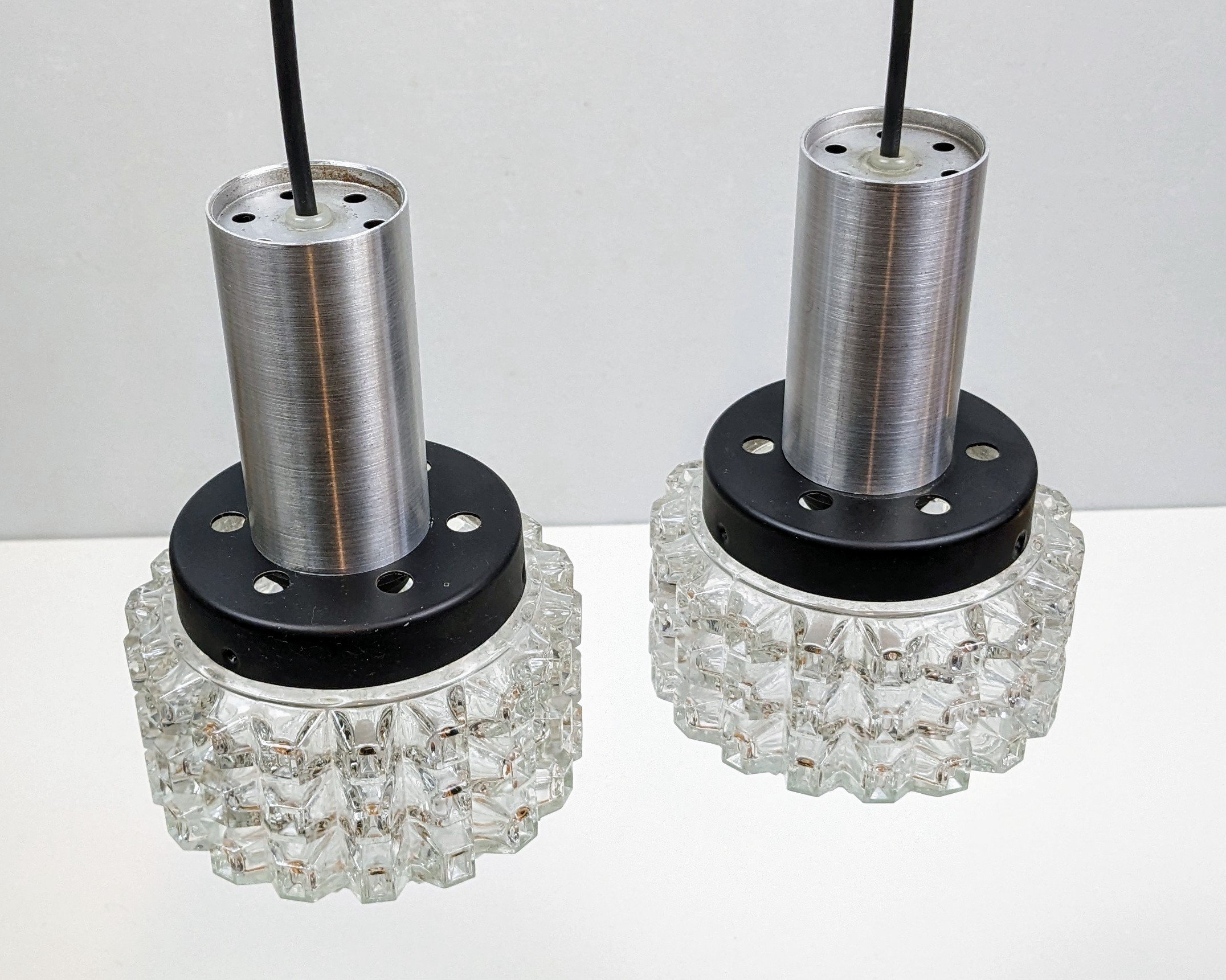 Sæt med 2 Vitrika loft pendler fra 1960. Nyt el. Ø14. Læs mere ...