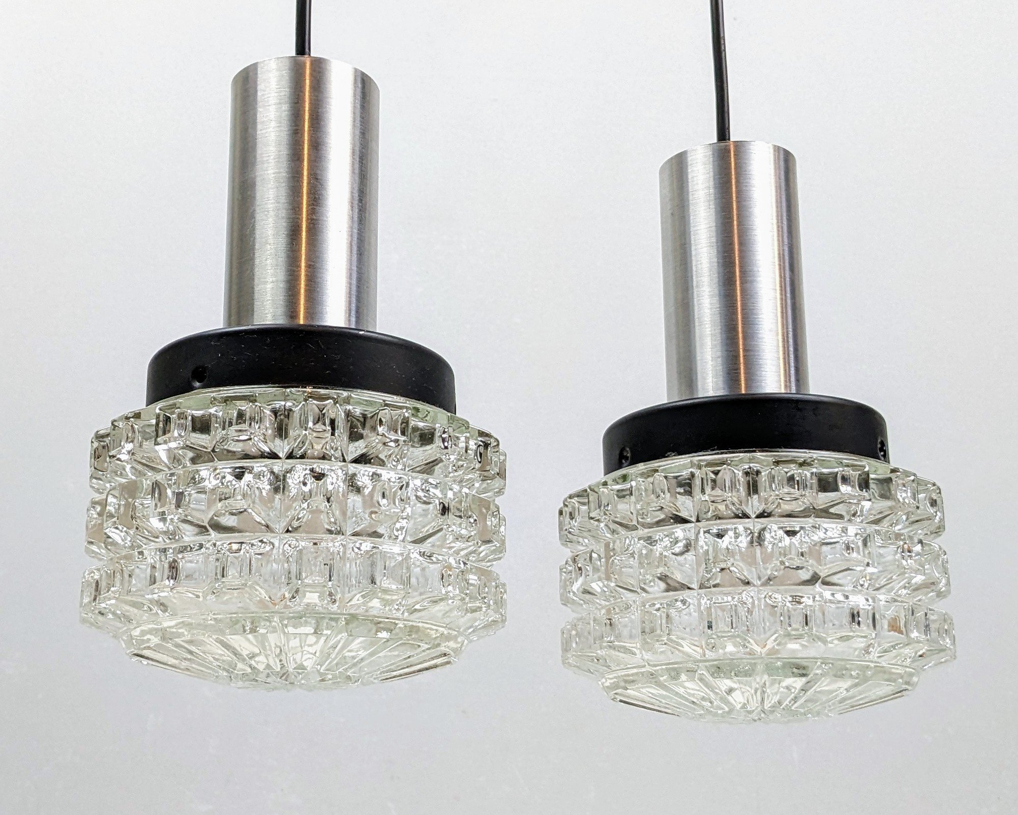 Sæt med 2 Vitrika loft pendler fra 1960. Nyt el. Ø14. Læs mere ...