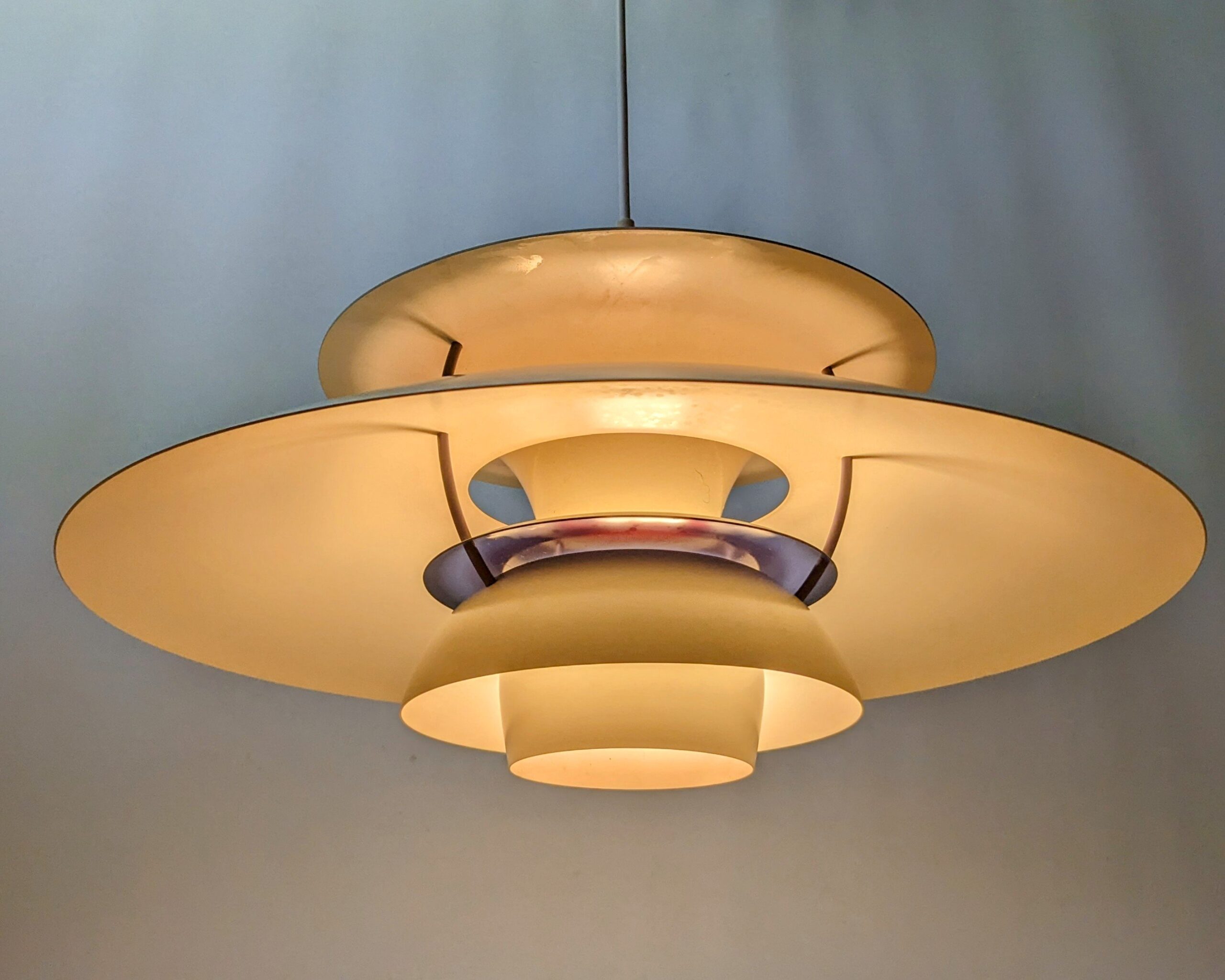 30 år gammel PH5 med begyndende patinering i nederste ring. Ingen buler og ridser. Ny ledning ...