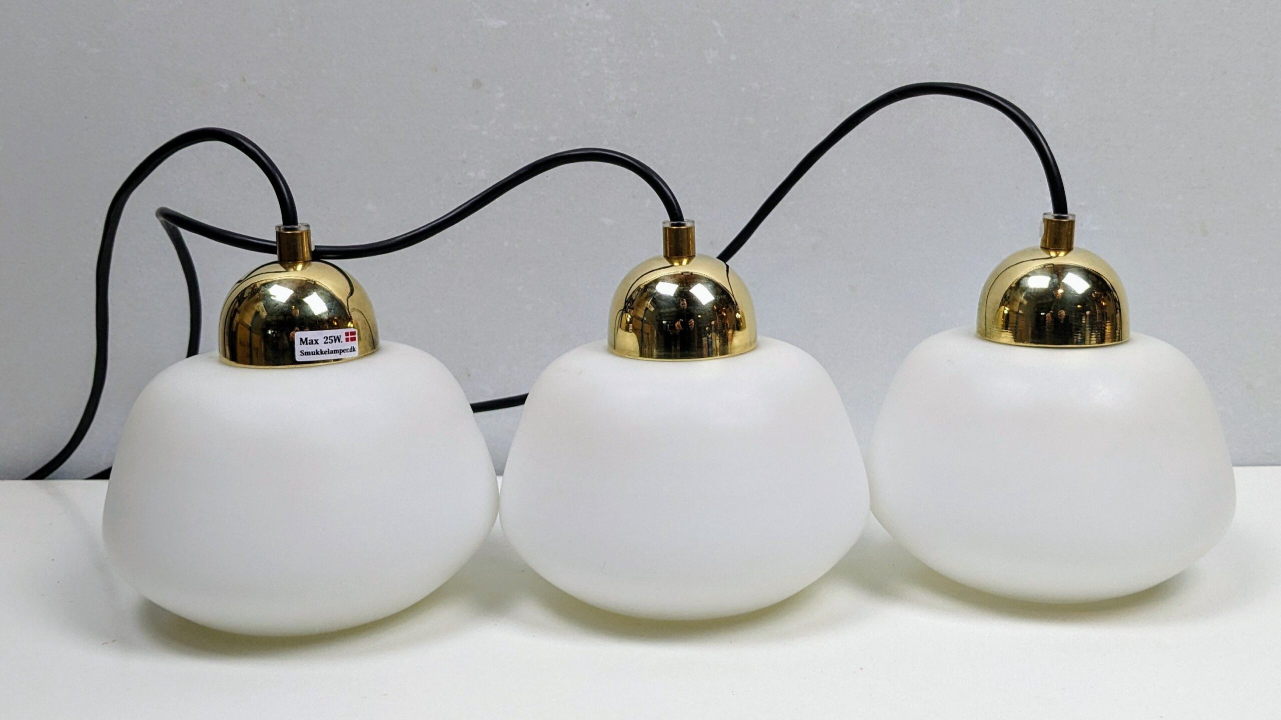 Sæt med 3 antikke pendler med nypolerede toppe og helt nyt el. Ø15. Sæt ...