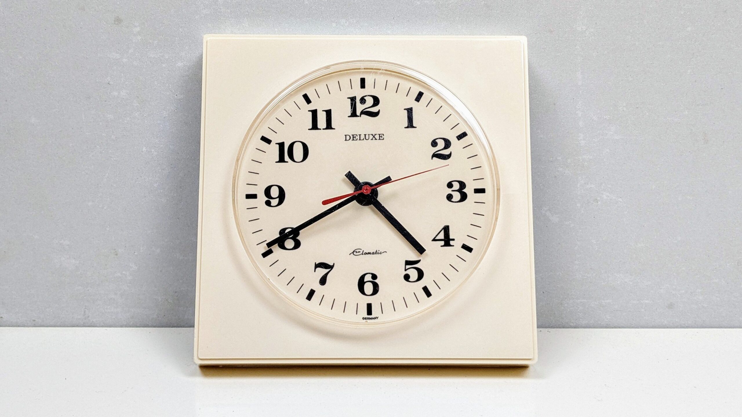 Elomatic Deluxe køkkenur fra 1980 i beige. 19,5 x 19,5 • Møllers ...