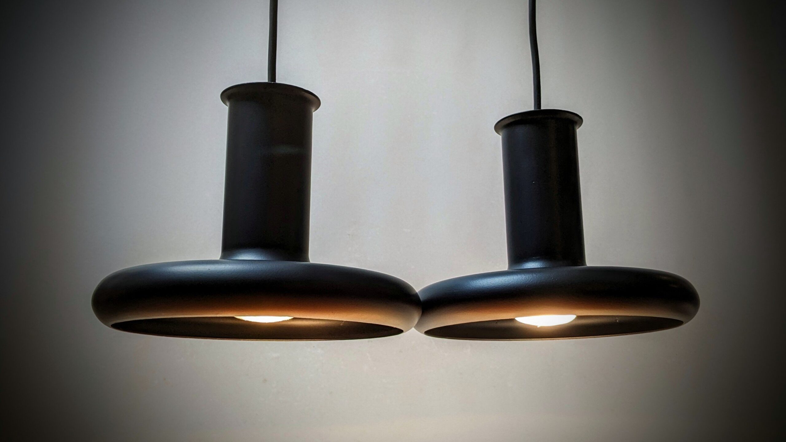 Sæt med 2 fuld restaurerede Fog og Mørup lamper 1972. Hans due. Nyt el ...