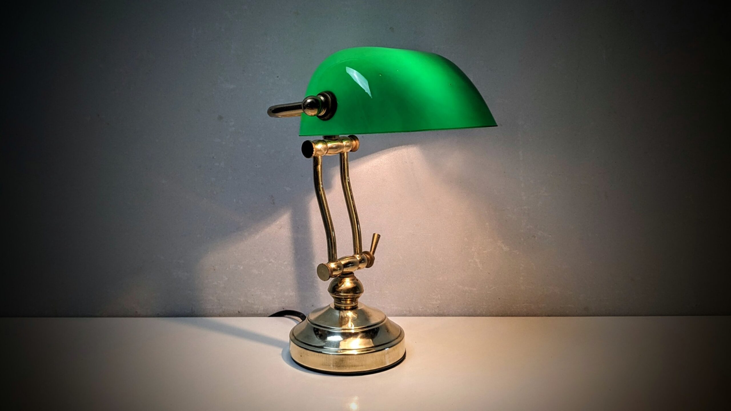 Lille restaureret advokat / bank lampe. Delvist nyt el. 27 cm høj. Læs ...