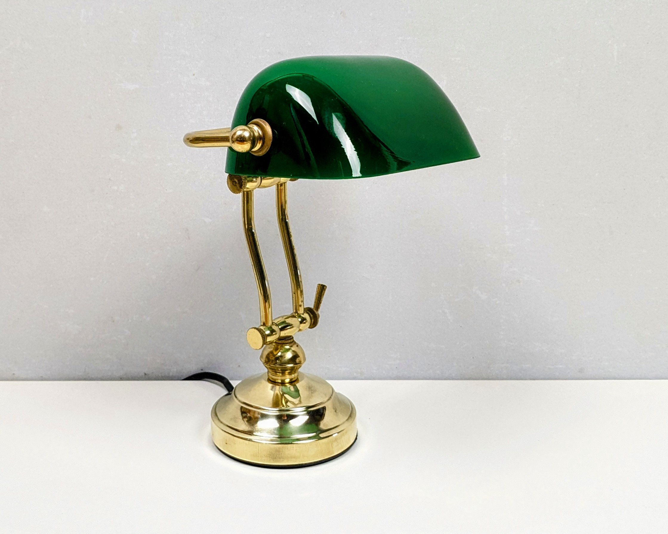 Lille restaureret advokat / bank lampe. Delvist nyt el. 27 cm høj. Læs ...