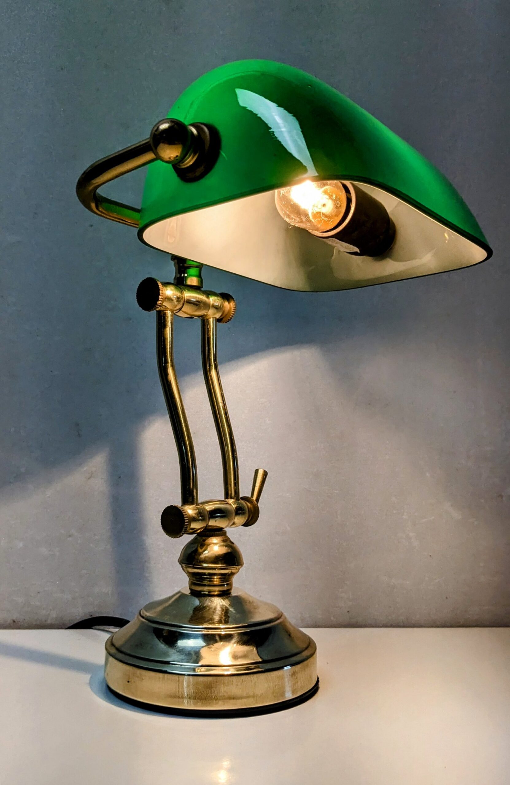 Lille restaureret advokat / bank lampe. Delvist nyt el. 27 cm høj. Læs ...