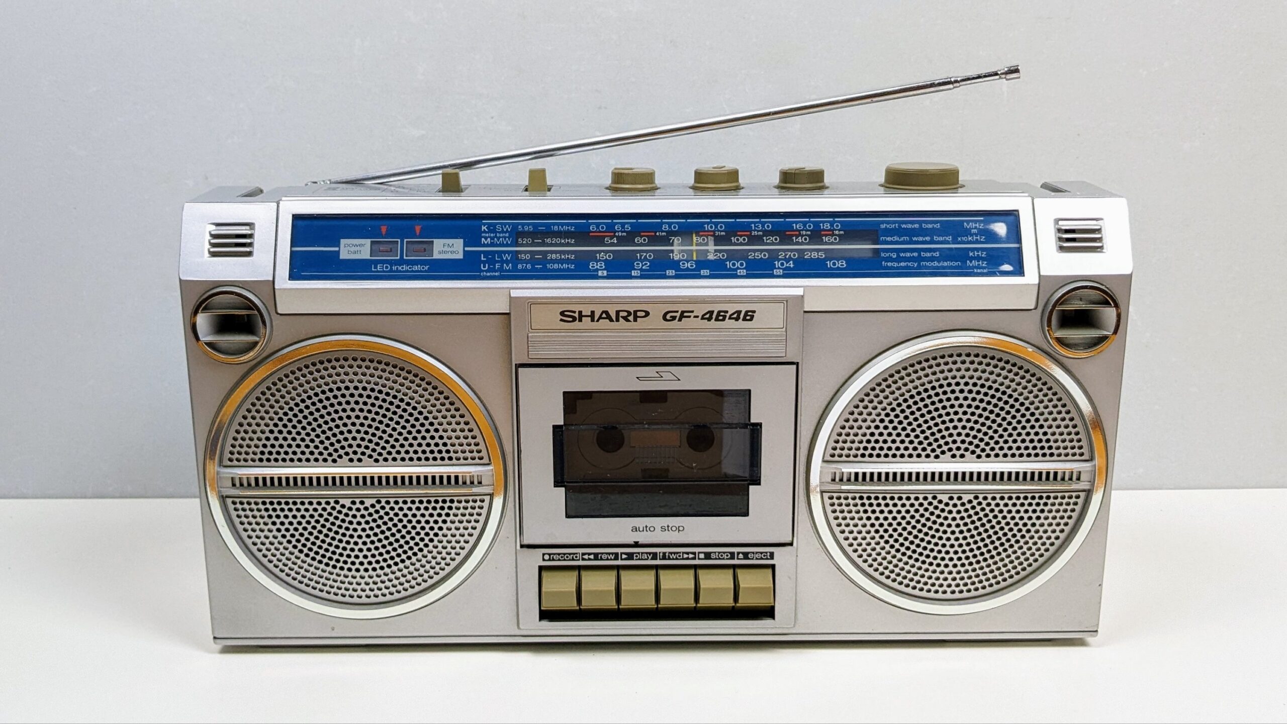 Vintage Ghetto blaster fra 1980. Sharp GF-4646. Perfekt stand ...