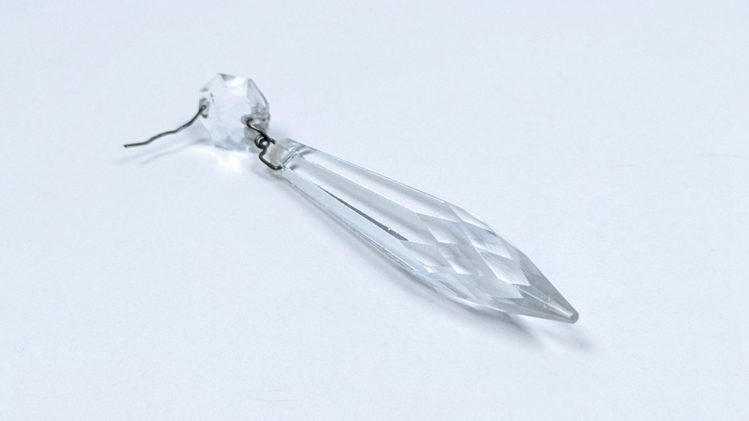 Krystal prisme m. ophæng til 1960 lysekrone. Slebet 83 mm lang ...