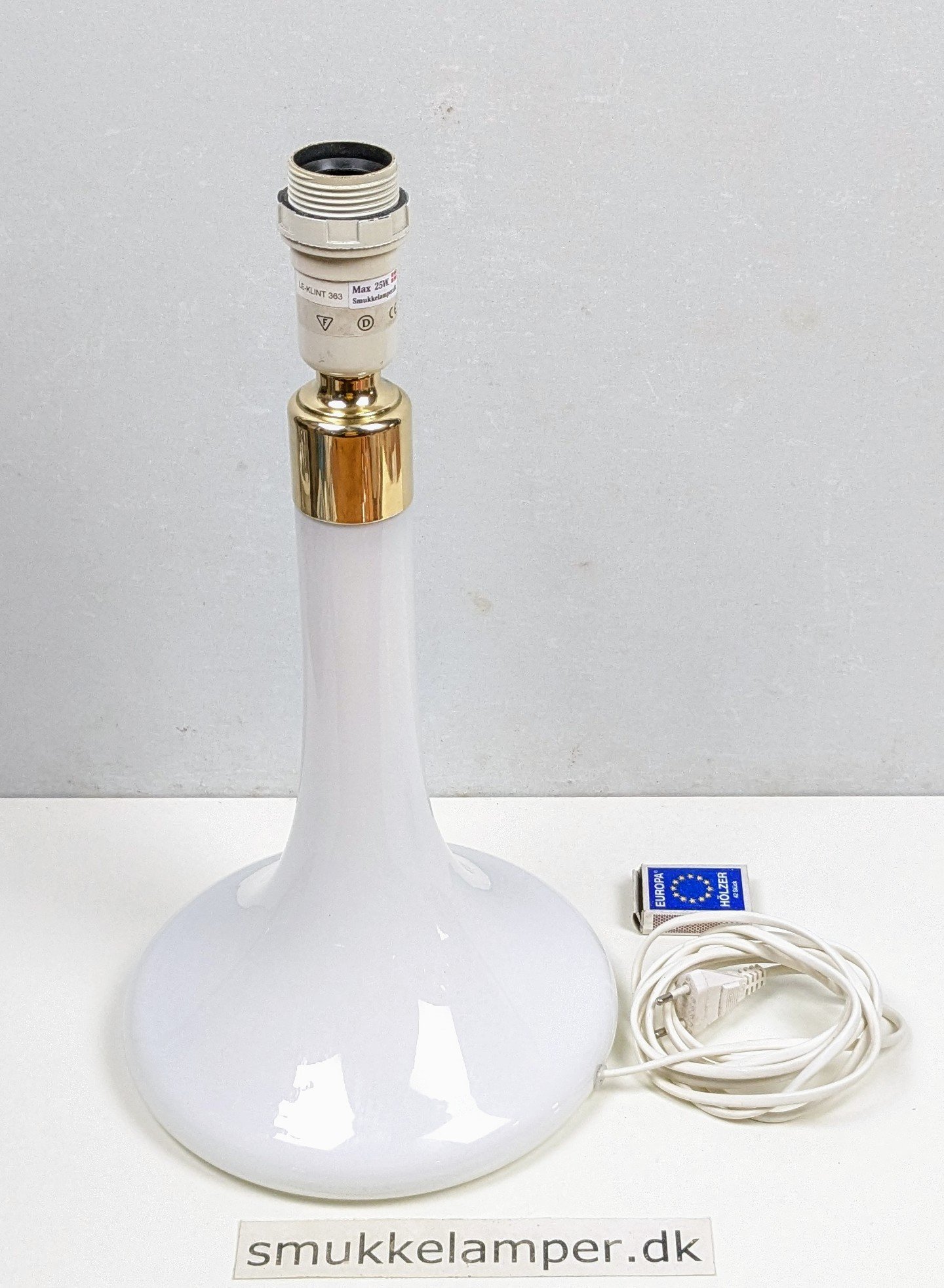 Le klint bordlampe 1972. Model 363. Stor hvid opalglas. 41 cmH. U.Skærm. Pickup only. • Møllers ...