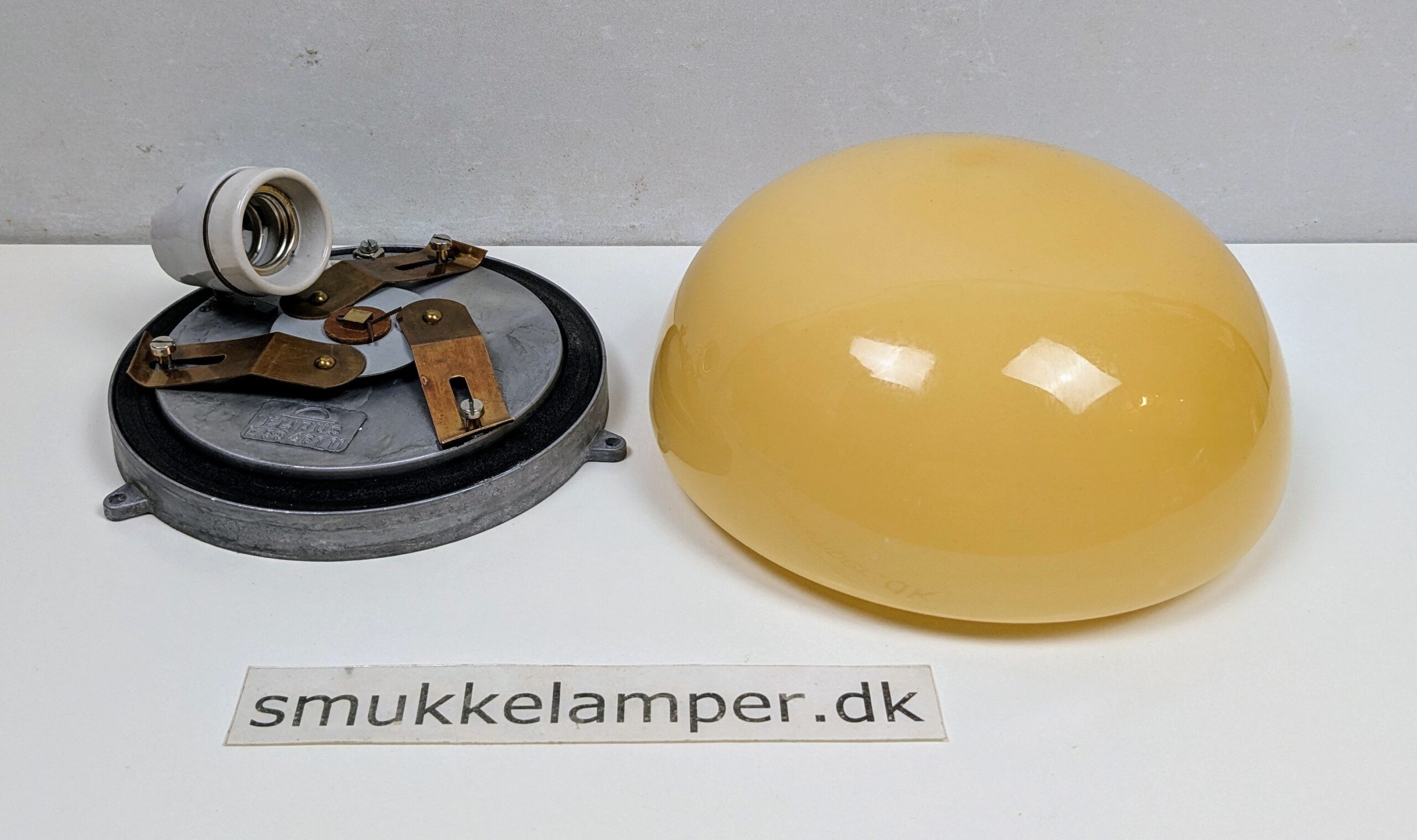 Skøn sandfarvet vintage plafond 1960. Ø21. 13cmH. Elidus E5846111. Til ...