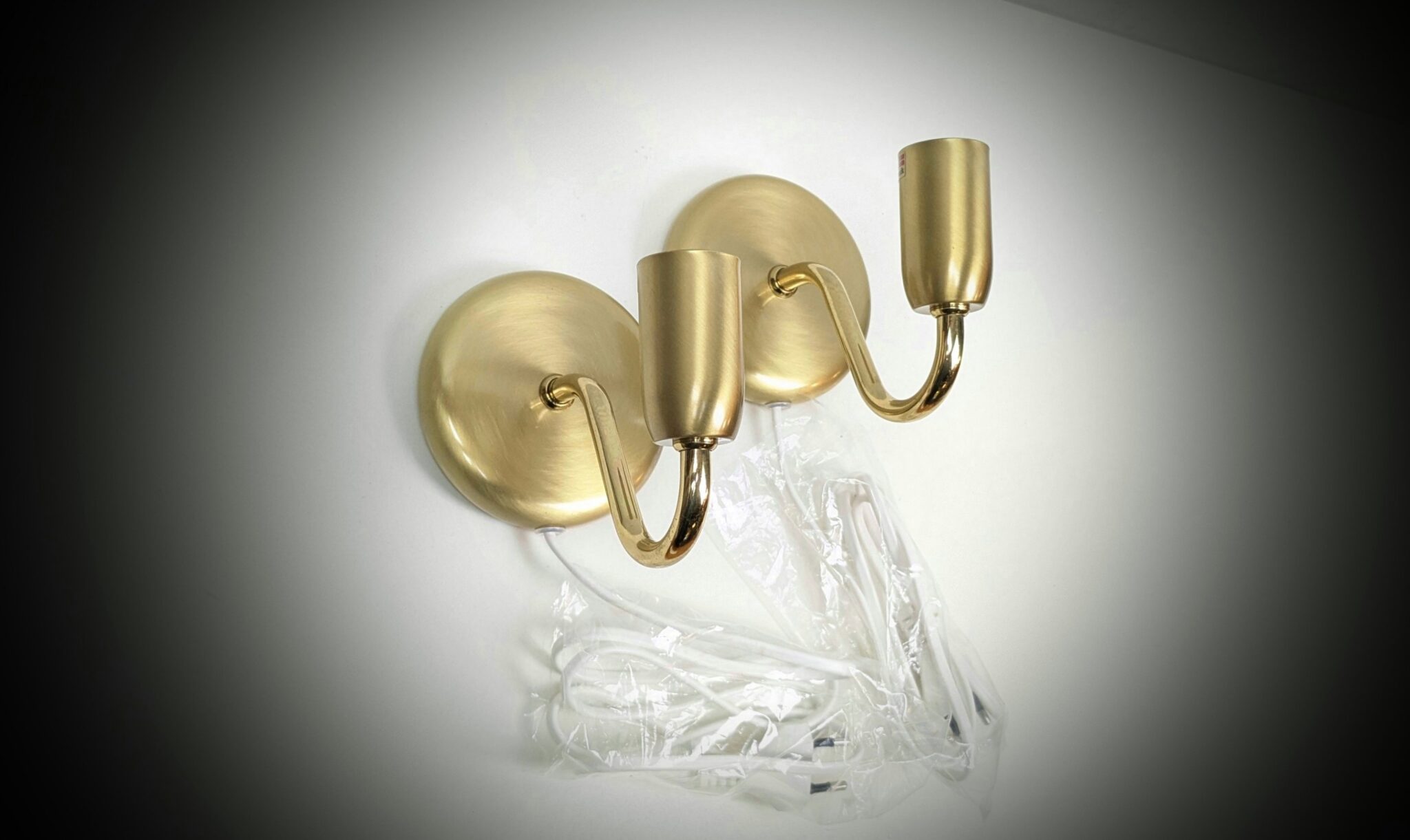 Sæt med to nye danske væglamper i messing fra 1980. Nye. Sætpris ...